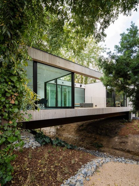 A Stream Runs Under This Modern “Bridge House” in Los Angeles | Designs ...