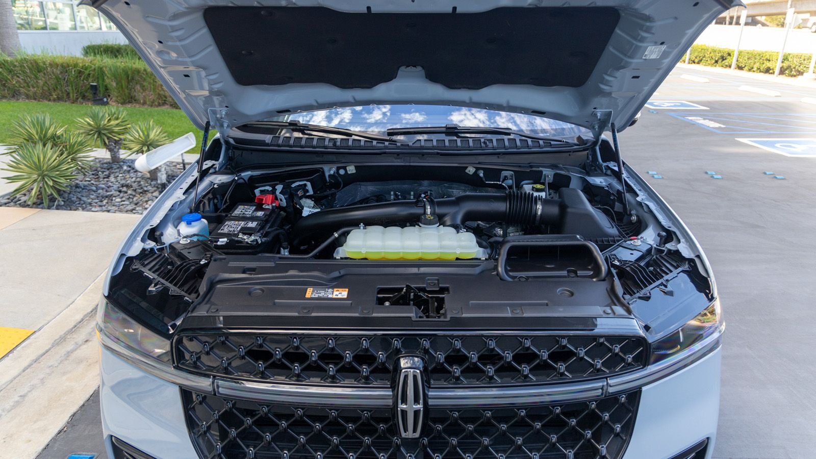 12 Ways a Lincoln Navigator is Far More Luxurious than a Ford ...