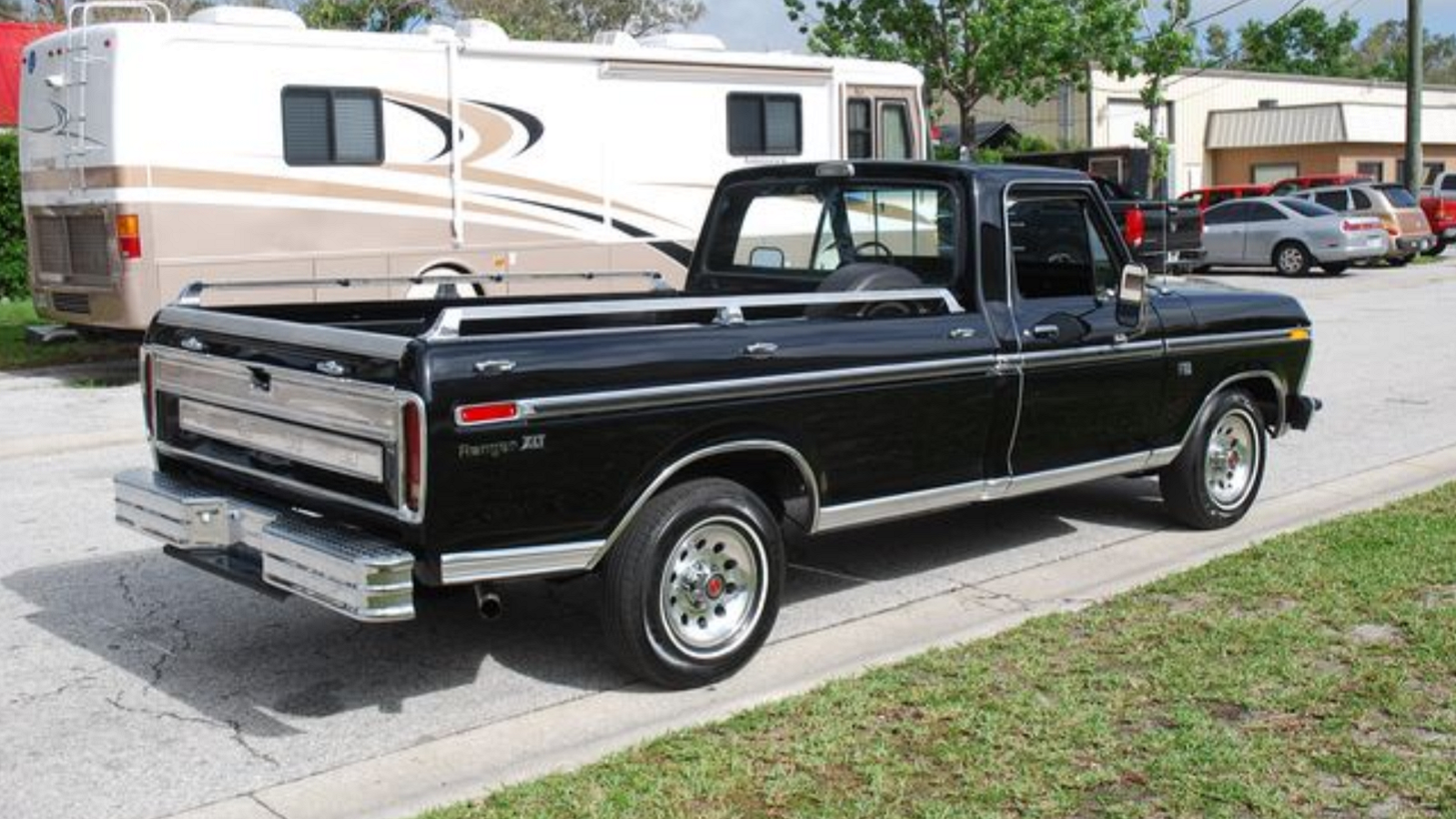 Loaded Low-Mile '75 Ford F-150 Plays the Temptress | Ford-trucks