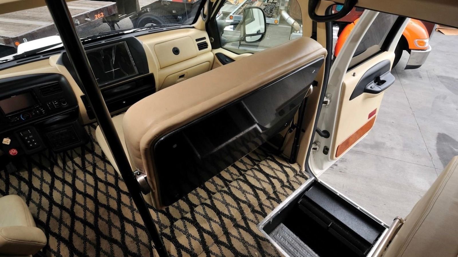 Ford F-750 Motorhome Is a $6 Million Dollar Behemoth | Ford-trucks