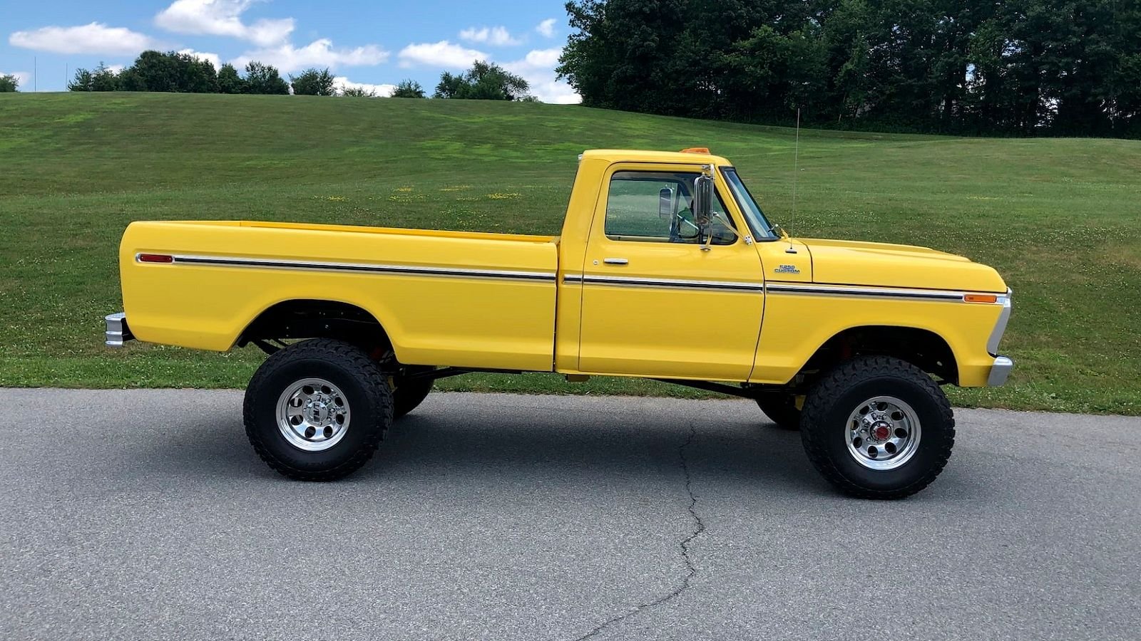Big Yellow Ford F-250 Looks Ready to Impress | Ford-trucks
