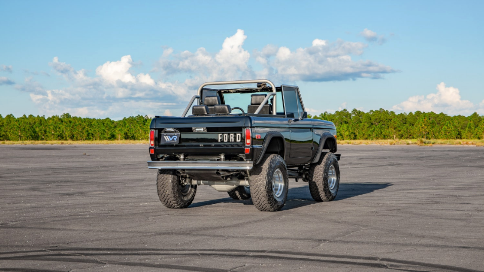 This Blacked-Out 1976 Bronco is Straight from an Action Movie | Ford-trucks