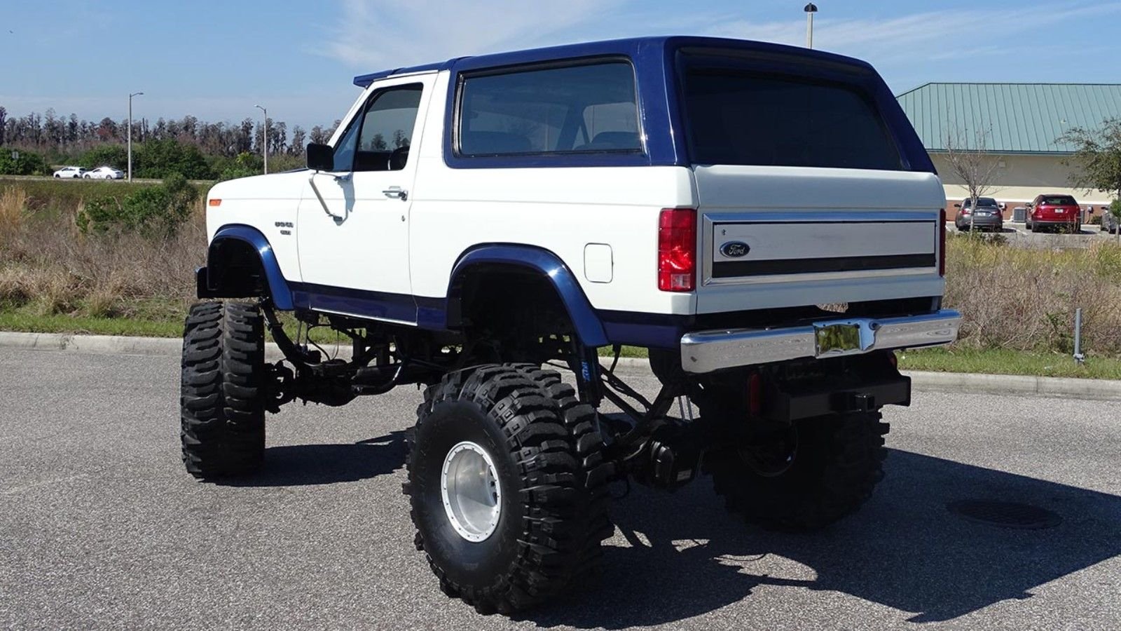 Wild Lifted 1986 Bronco Stands Far Above the Rest | Ford-trucks