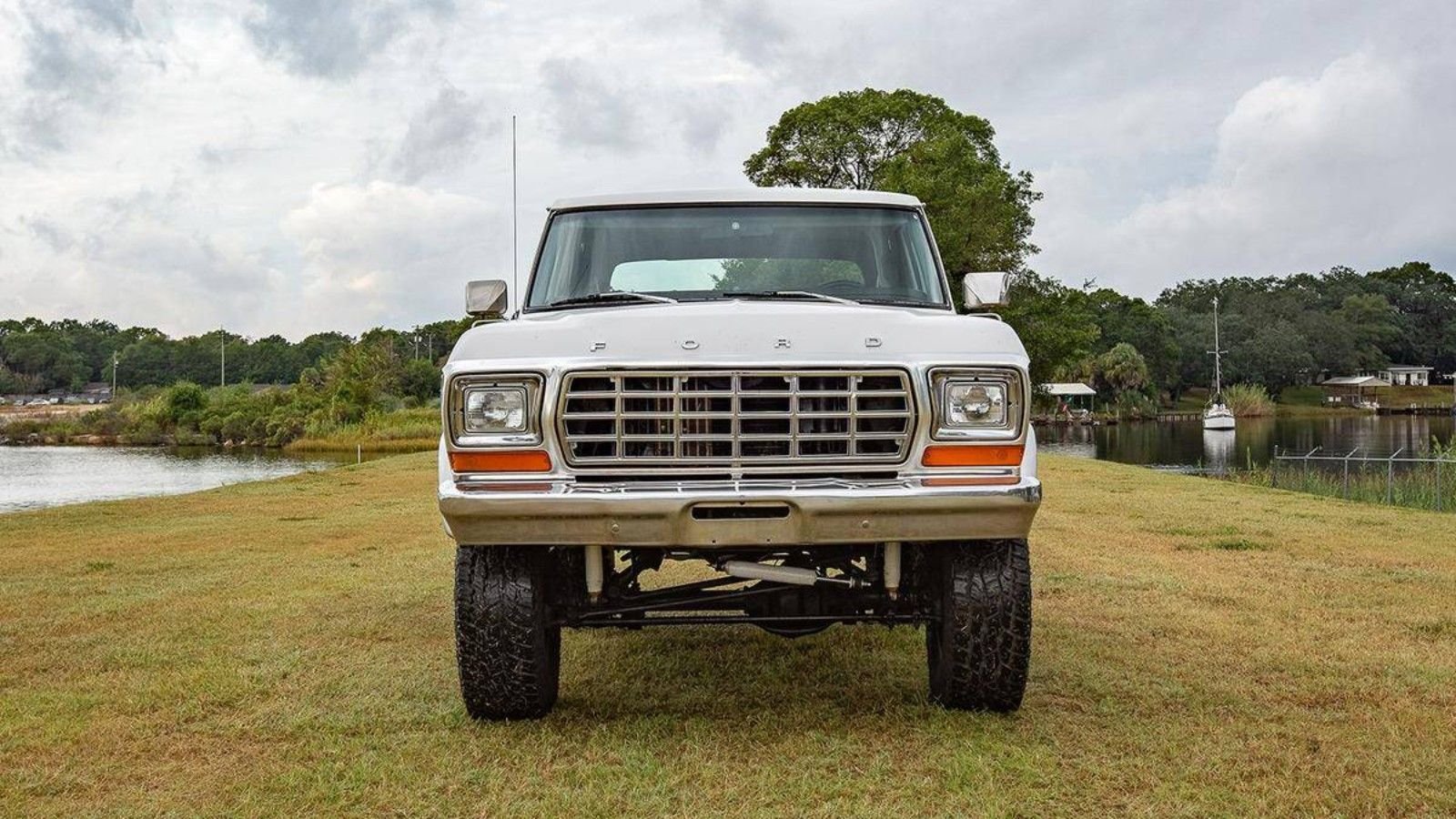 Stunning Silver '79 Bronco Packs Some Tasteful Upgrades | Ford-trucks
