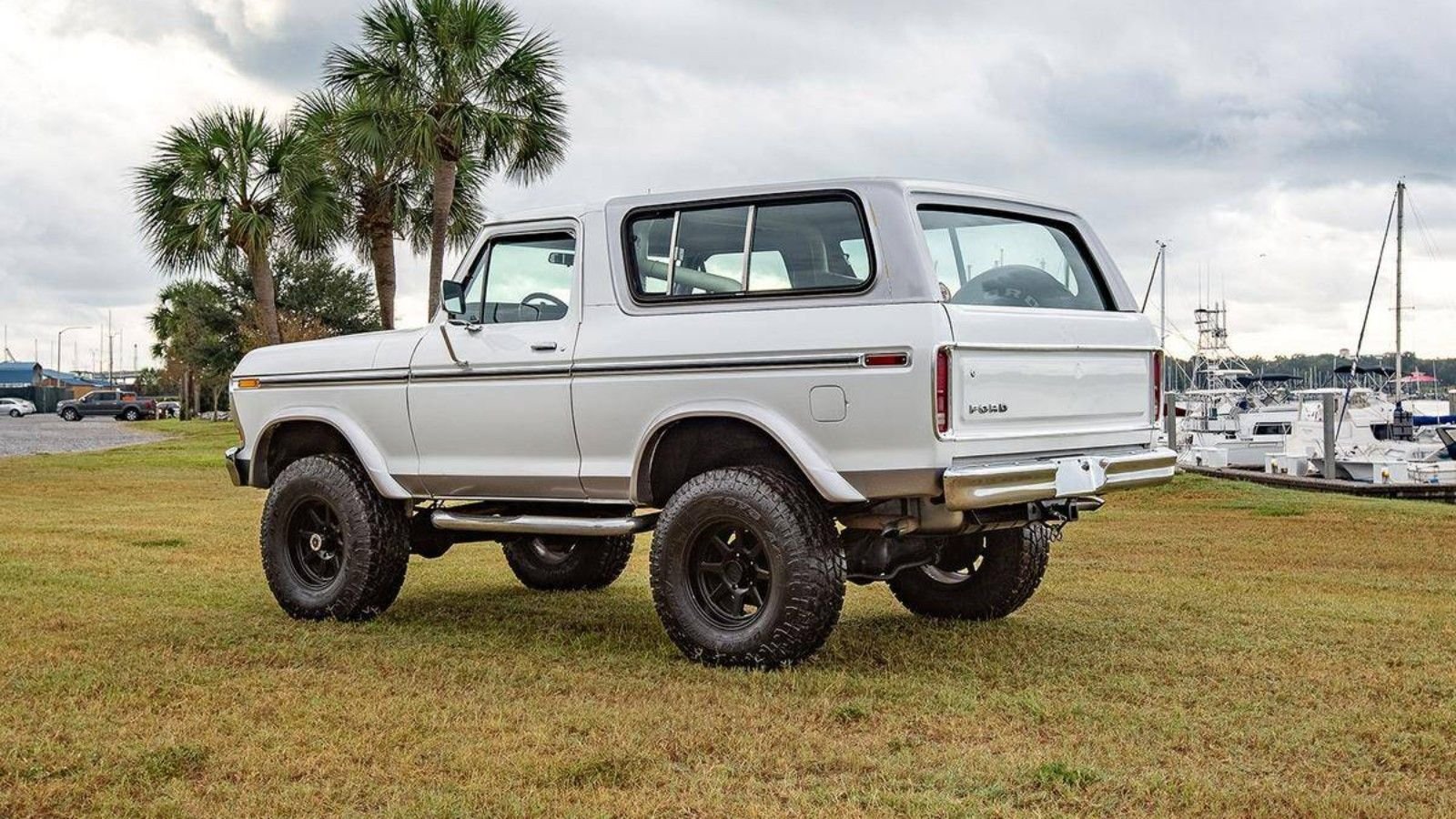 Stunning Silver '79 Bronco Packs Some Tasteful Upgrades | Ford-trucks