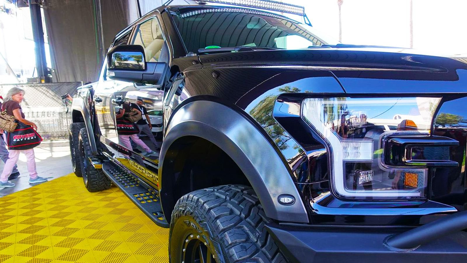 VelociRaptor 6X6: Pure Aggression on Six Wheels From SEMA | Ford-trucks