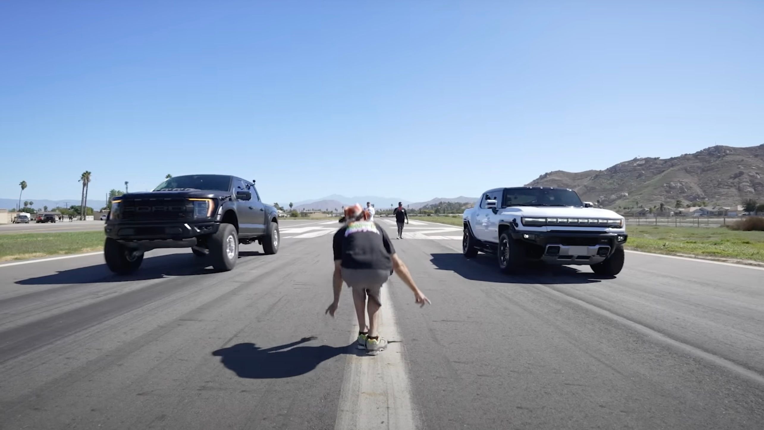 Ford F-150 Raptor R Gives Hummer EV a Scare at the Track | Ford-trucks