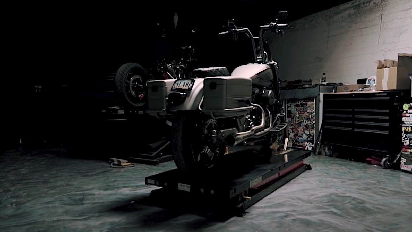 Motorwitch Builds a Very Remarkable Road King Special | Hdforums