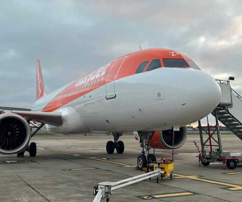 easyJet revised livery - Airliners.net
