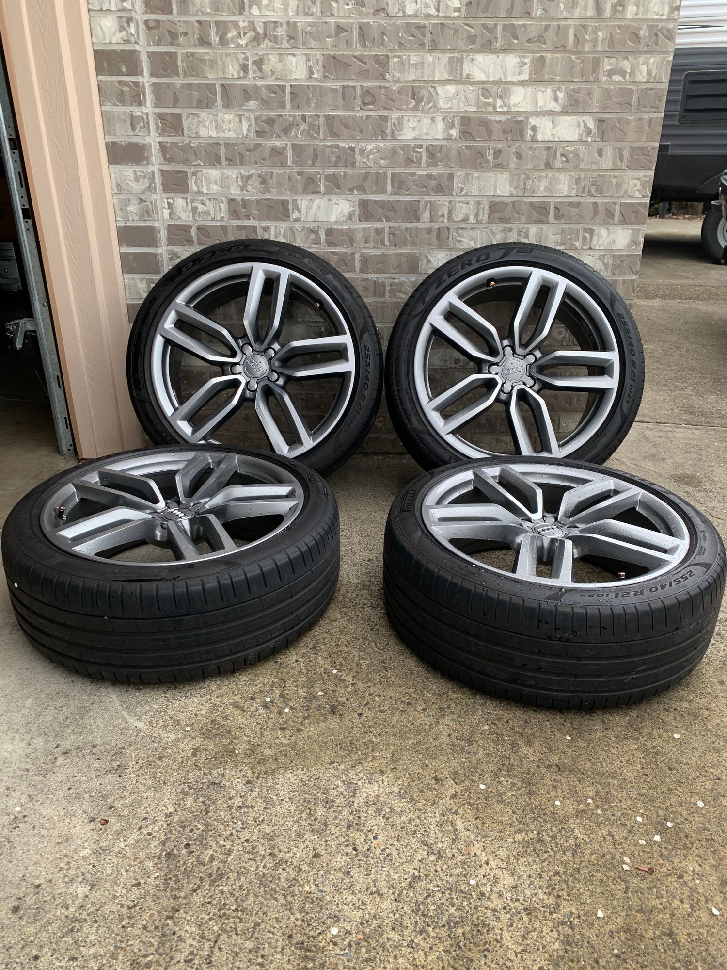 21" Audi SQ5 OEM V 5-Spoke wheels with 255/40 R21 Pirelli P-Zero Tires ...