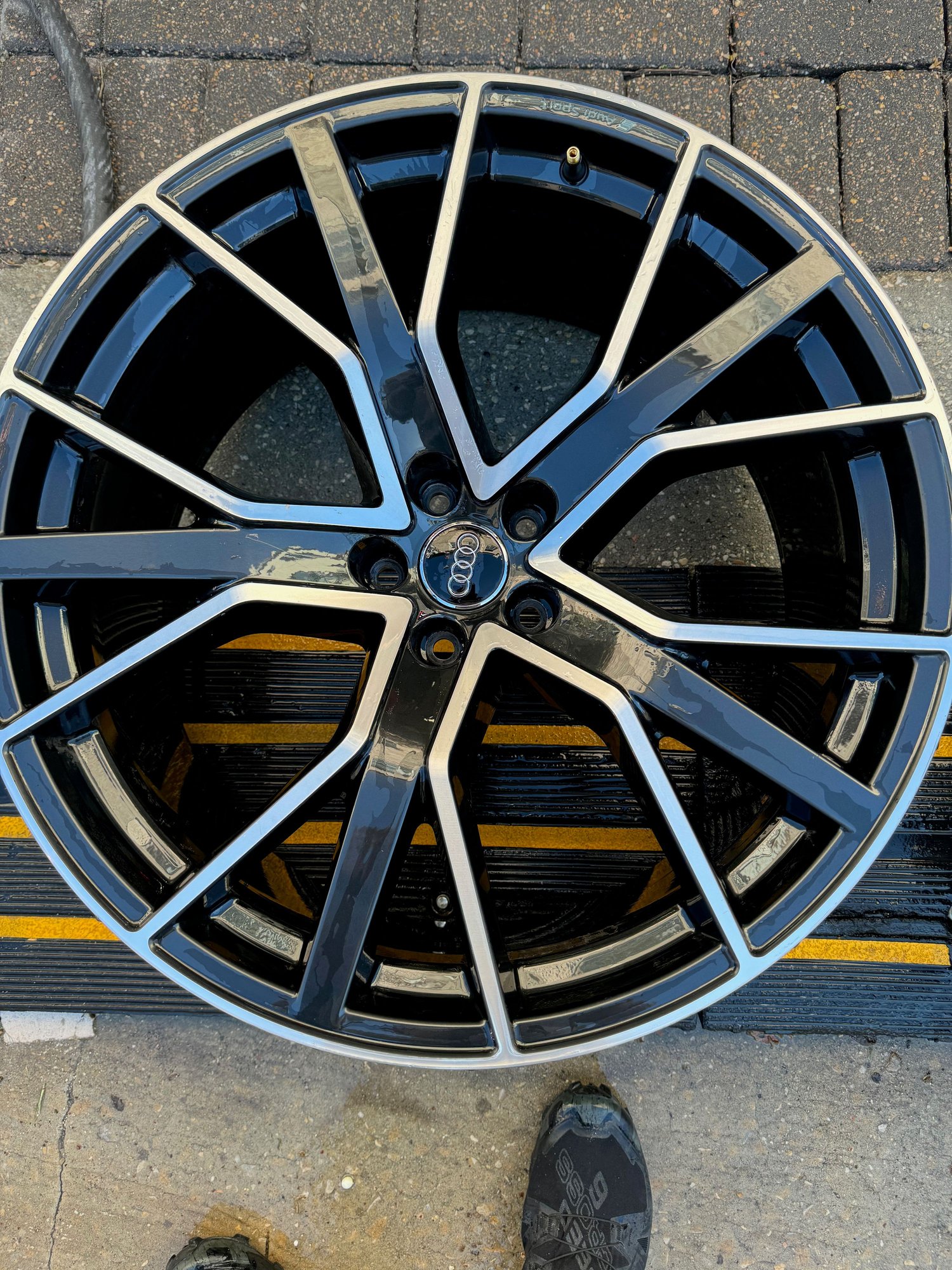 SQ8 Black Optik 22" wheels only $1700 plus shipping - AudiWorld Forums