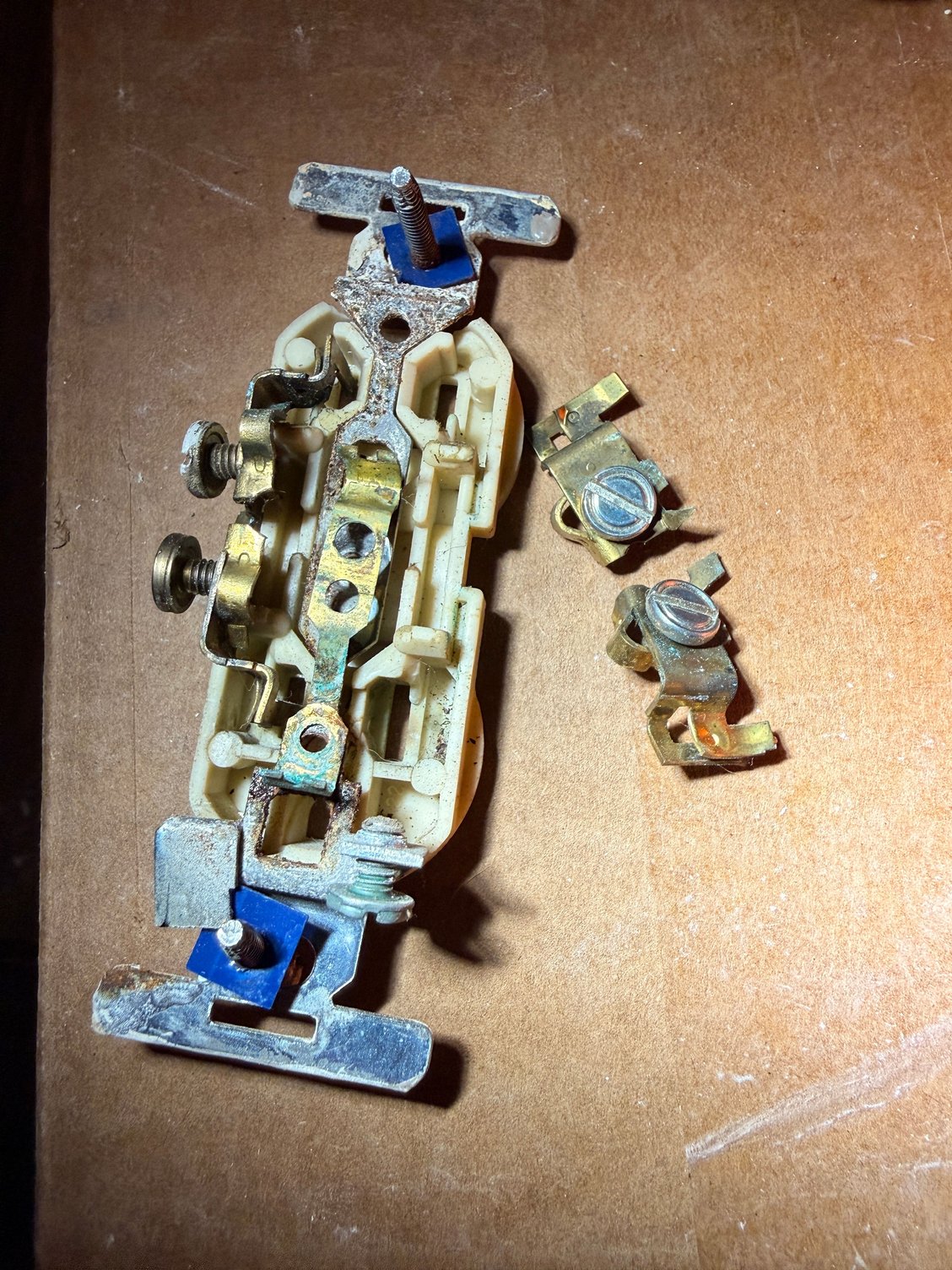 Power on Neutral Outlet Power on both sides of light switch ...