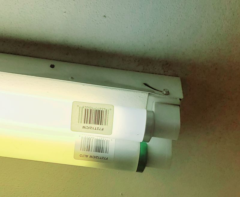 Stuck Single Pin Fluorescent Light in the socket - DoItYourself.com Community Forums
