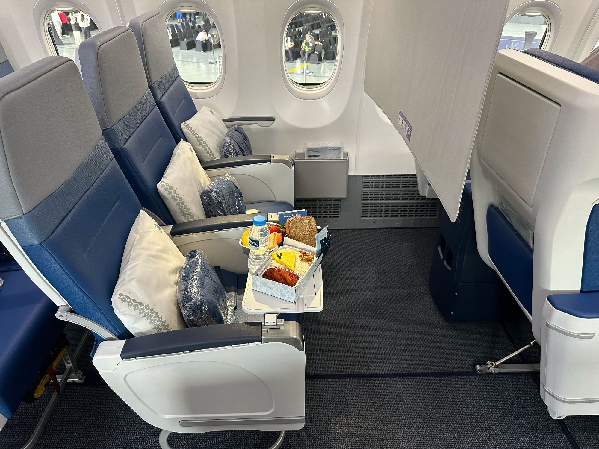 New config 737 economy 'bulkhead' seats - FlyerTalk Forums