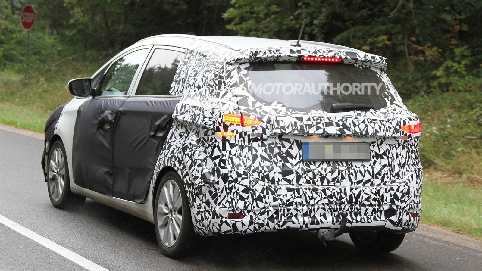 2014 Kia Rondo Spy Shots