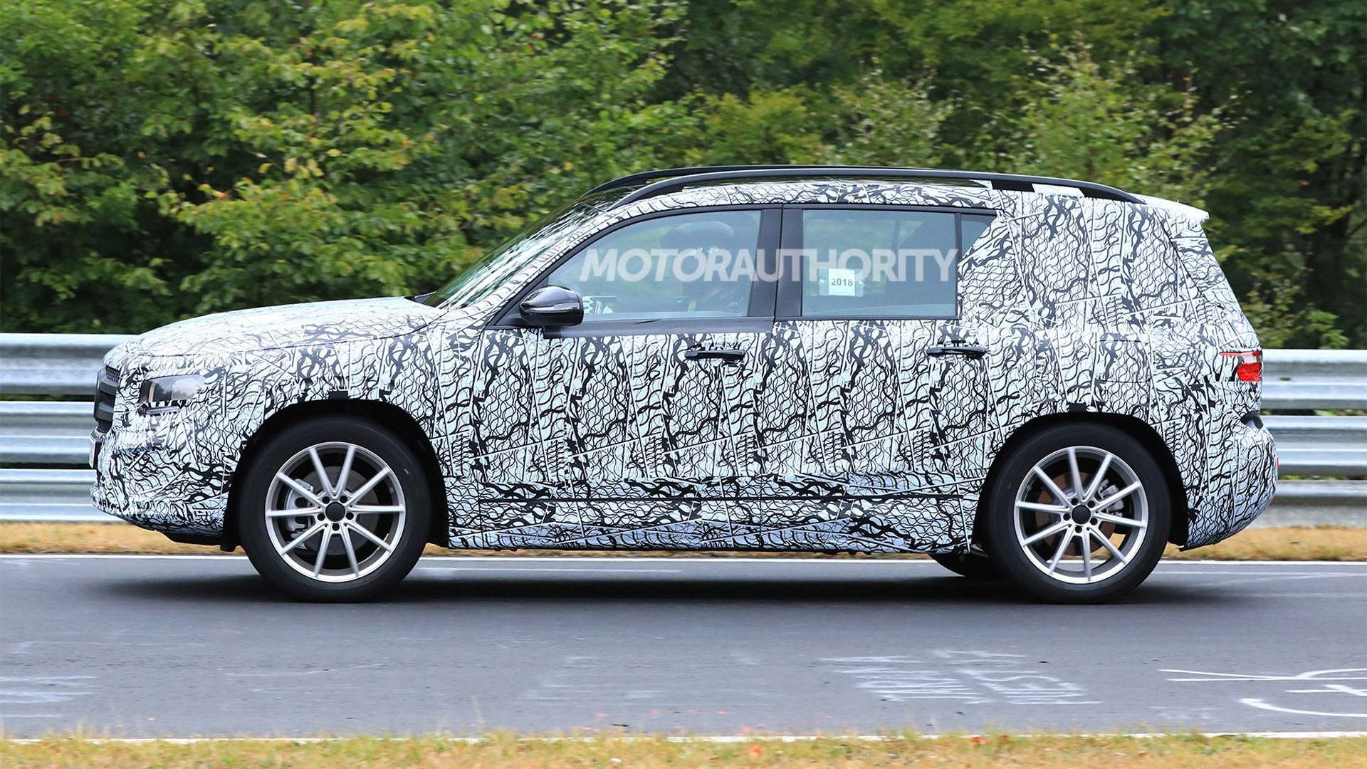 2020 Mercedes-Benz GLB spy shots and video