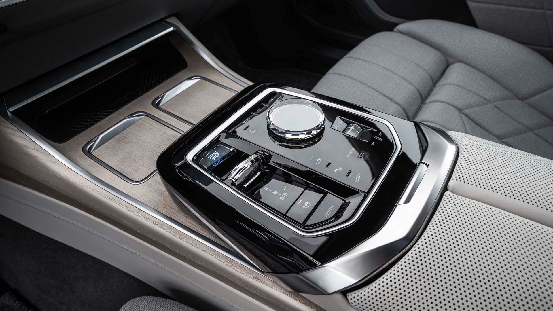 BMW reveals fully electric i7 flagship sedan—as a version of redesigned ...