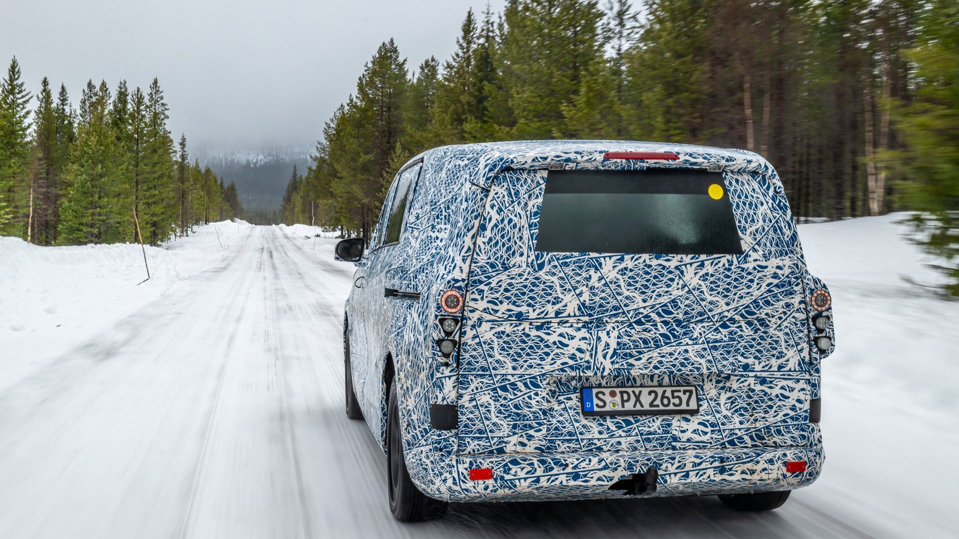 Mercedes electric midsize van tests in the snow, gas version to follow