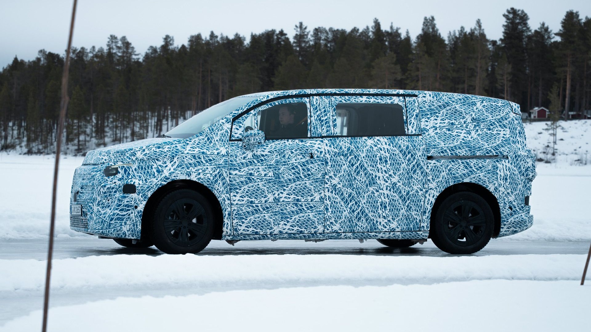 Mercedes electric midsize van tests in the snow, gas version to follow