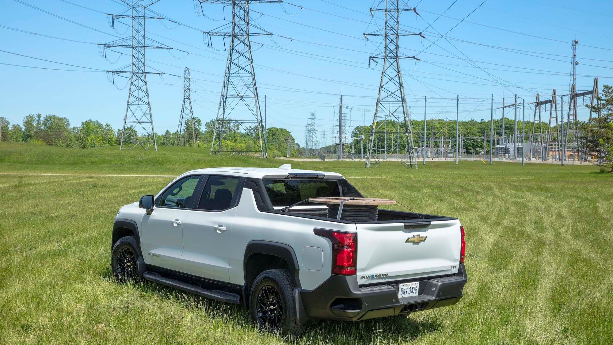 2025 Chevy Silverado EV gains models, max range of 492 miles