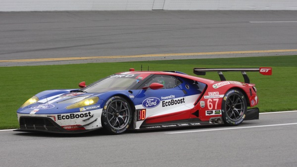 How the Ford GT race car differs from the road car
