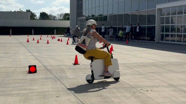 Review: The tiny Honda MotoCompacto e-scooter goes big on fun